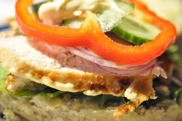 Kyllingeburger med karrydressing hjemmelavet | nogetiovnen.dk