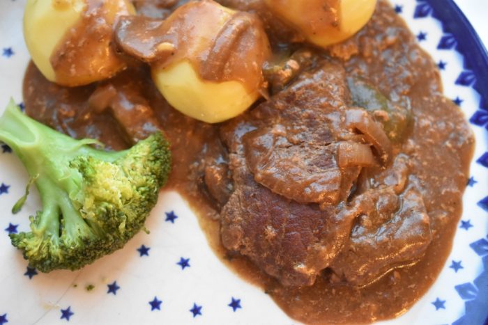 Kalkun i Römertopf med bacon & flødekartofler nogetiovnen.dk