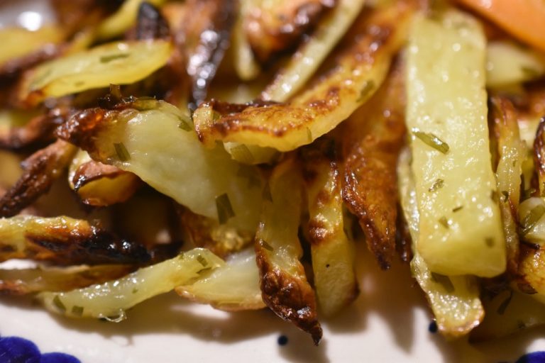 Pommes frites med paprika – krydrede fritter nogetiovnen.dk
