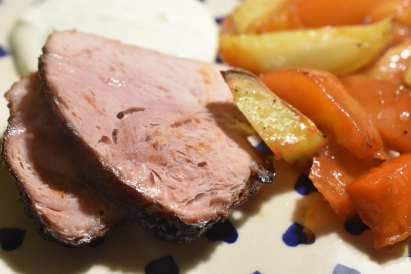 Glaseret bayonneskinke i ovn med rodfrugter • nogetiovnen.dk