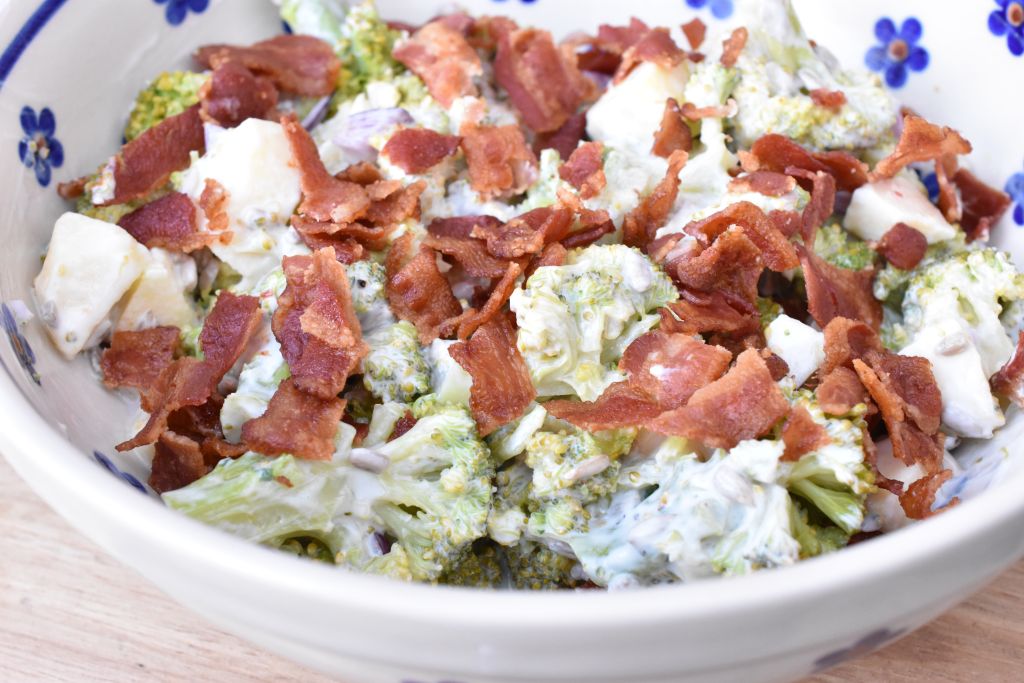 Broccoli salat med bacon & æbler – opskrift nogetiovnen.dk
