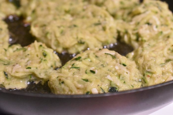Squash frikadeller – sunde vegetar frikadeller nogetiovnen.dk