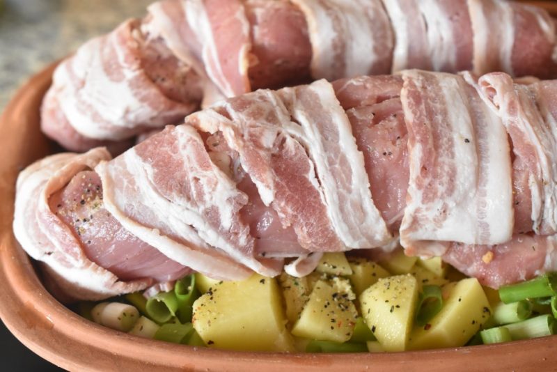 Kalkun i Römertopf med bacon & flødekartofler nogetiovnen.dk