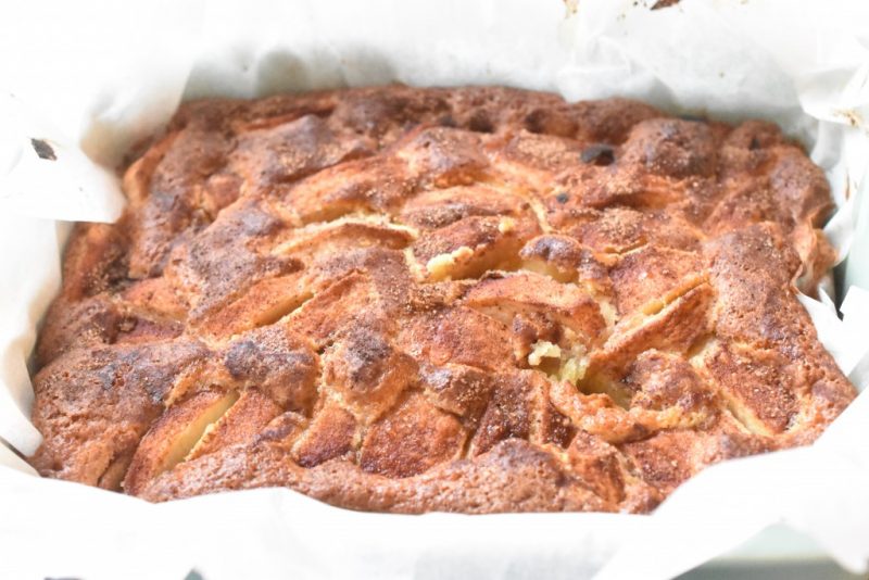Kage med æble og kanel – nem æblekage • nogetiovnen.dk