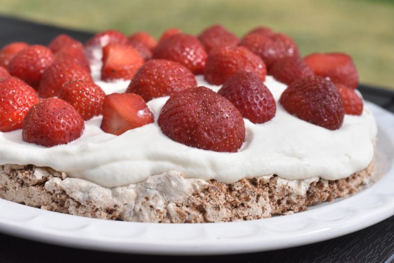 Tuc kage – opskrift med chokolade og nødder nogetiovnen.dk