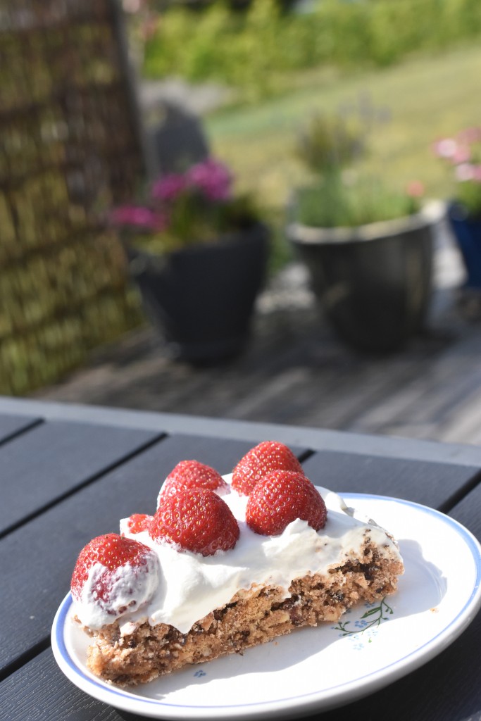 Tuc kage – opskrift med chokolade og nødder nogetiovnen.dk