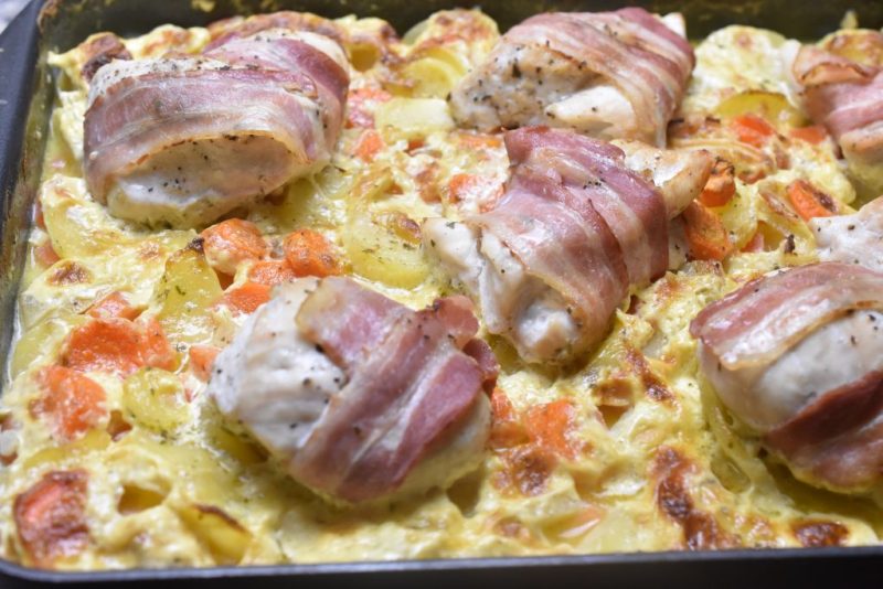 Kyllingebryst i ovn med bacon, porrer & fløde nogetiovnen.dk