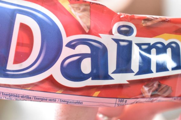 Daim kage snitter – chokoladekage med Daim • nogetiovnen.dk