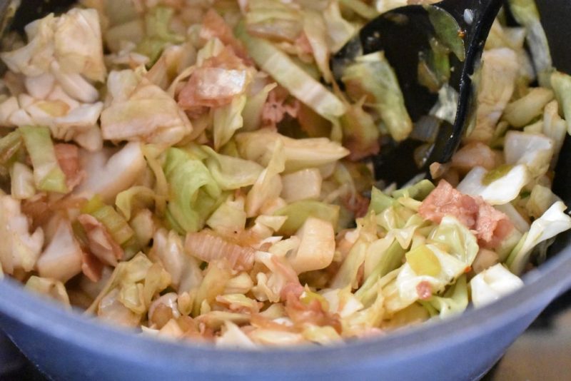One pot pasta med bacon, spidskål og fløde • nogetiovnen.dk