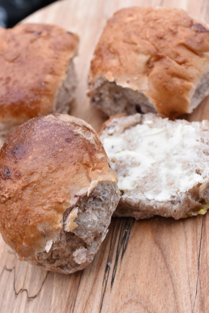 Juleboller med kirsebærsauce og marcipan • nogetiovnen.dk