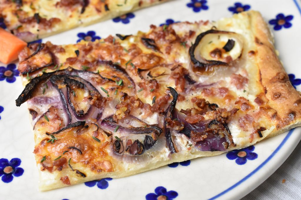 Flammkuchen – tarte flambee – hvid pizza • nogetiovnen.dk