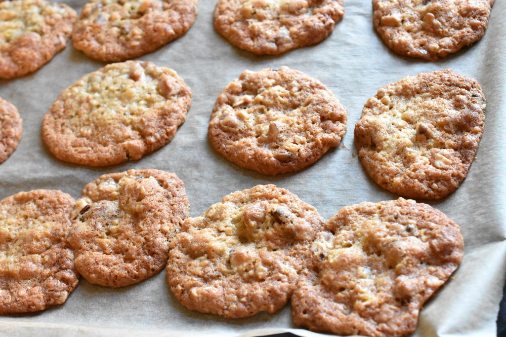 Cookies med karamel salt & mandler – opskrift nogetiovnen.dk
