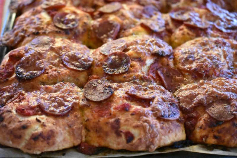 Pizzaboller – foccacia pizza til madpakken nogetiovnen.dk