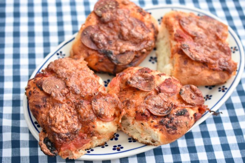 Pizzaboller – foccacia pizza til madpakken nogetiovnen.dk