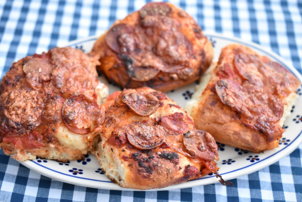 Pizzaboller – foccacia pizza til madpakken nogetiovnen.dk
