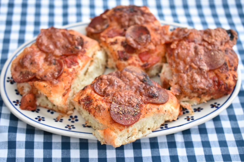 Pizzaboller – foccacia pizza til madpakken nogetiovnen.dk