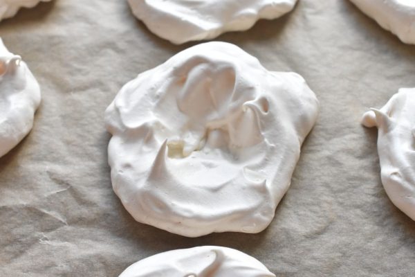 Mini pavlova opskrift – nem marengs dessert • nogetiovnen.dk