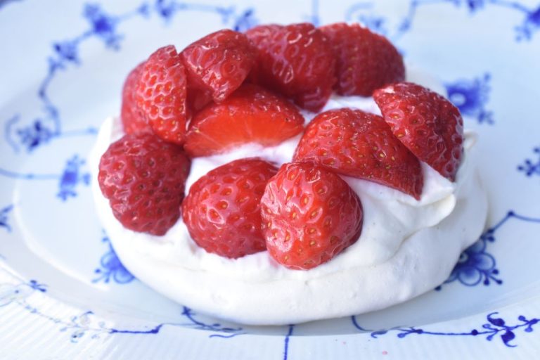 Mini pavlova opskrift – nem marengs dessert • nogetiovnen.dk
