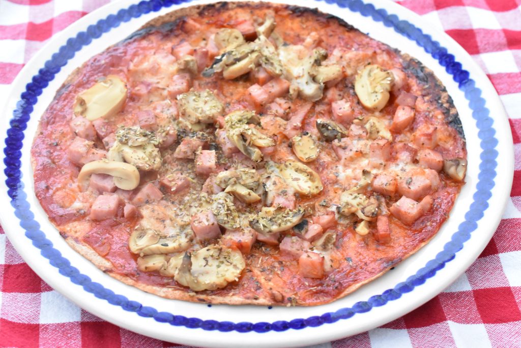 Tortilla pizza med skinke – nem opskrift • nogetiovnen.dk