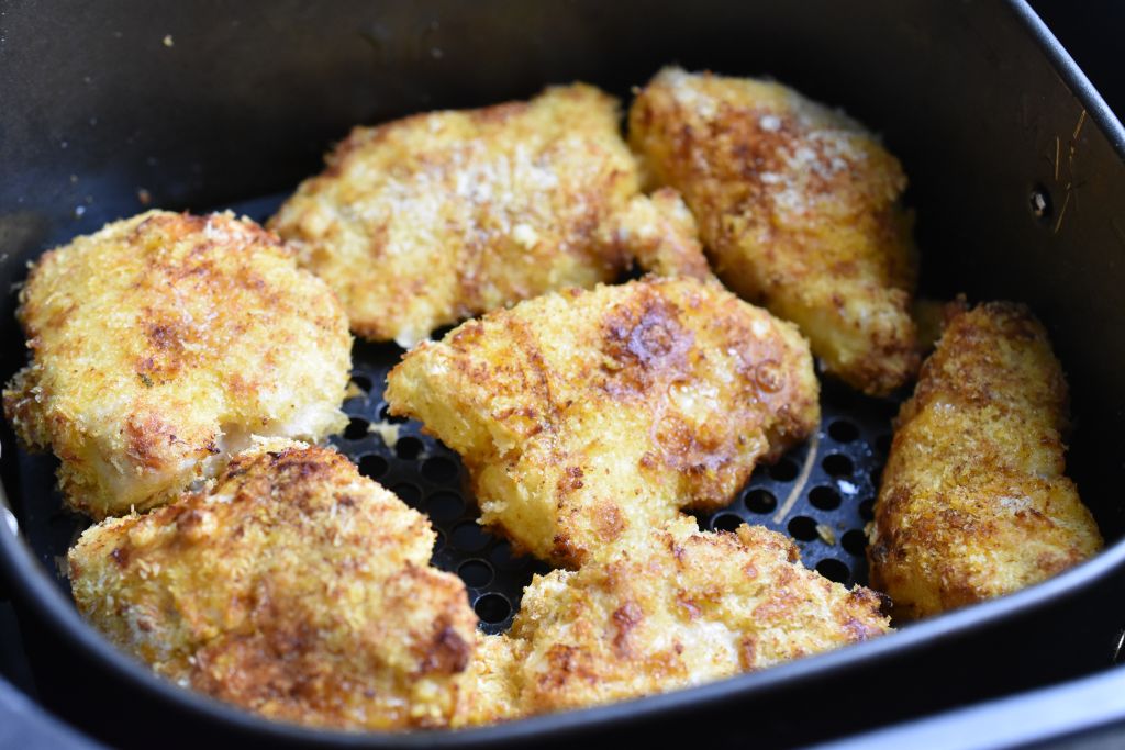Crispy kylling i airfryer – nuggets opskrift nogetiovnen.dk