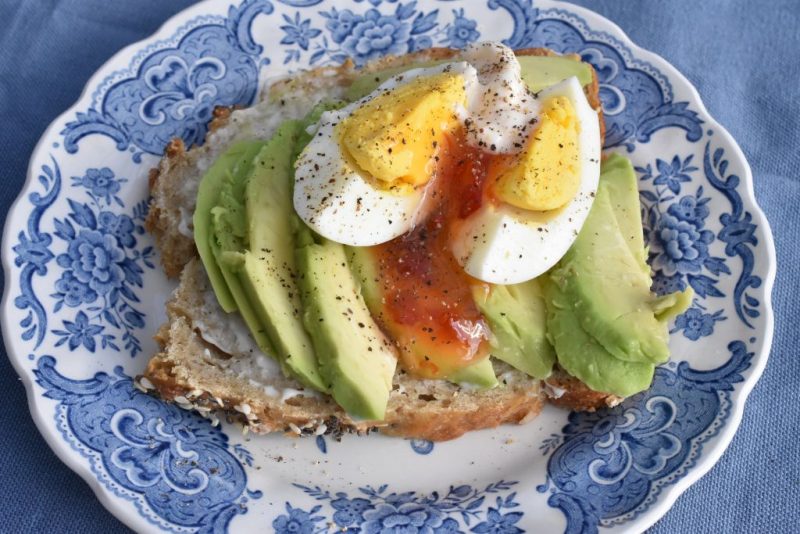 Bagt avocado med æg i airfryer eller ovn – nem opskrift